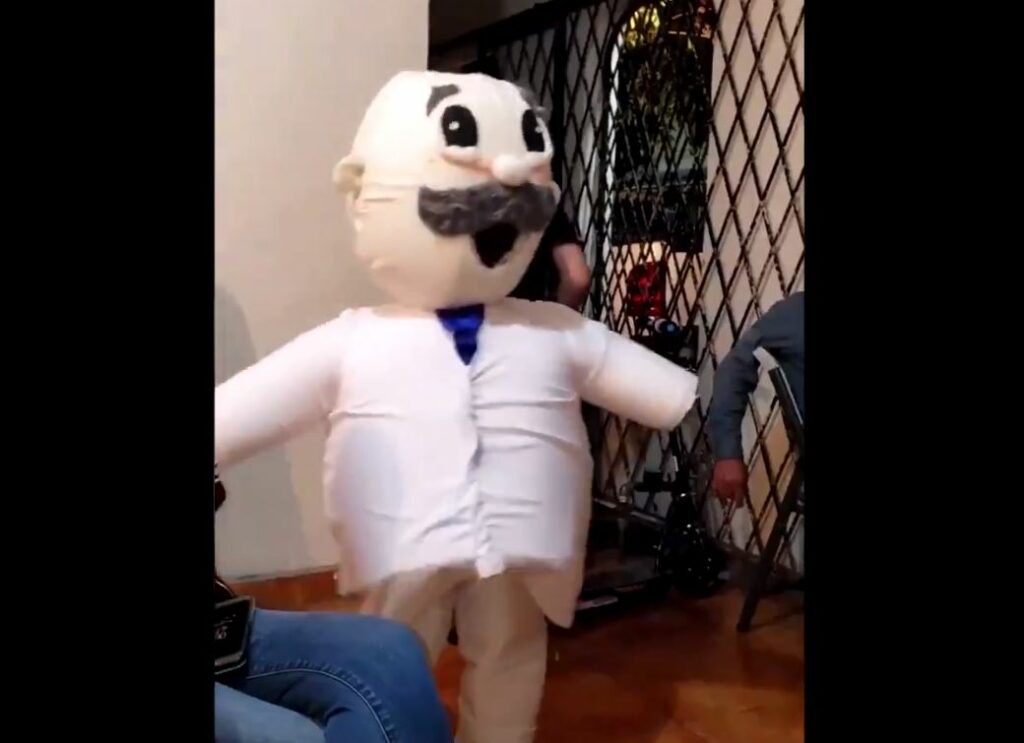 Un niño se emociona al recibir de regalo una botarga del Dr. Simi