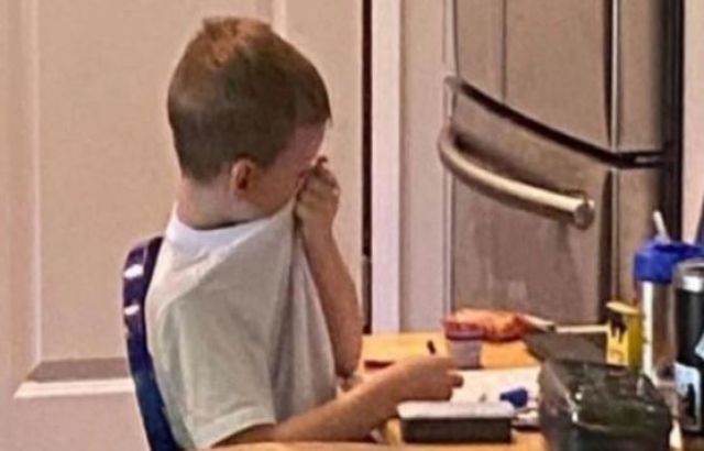 Niño llora de frustración frente a su computadora en el regreso a clases Niño llora de frustración frente a su computadora en el regreso a clases